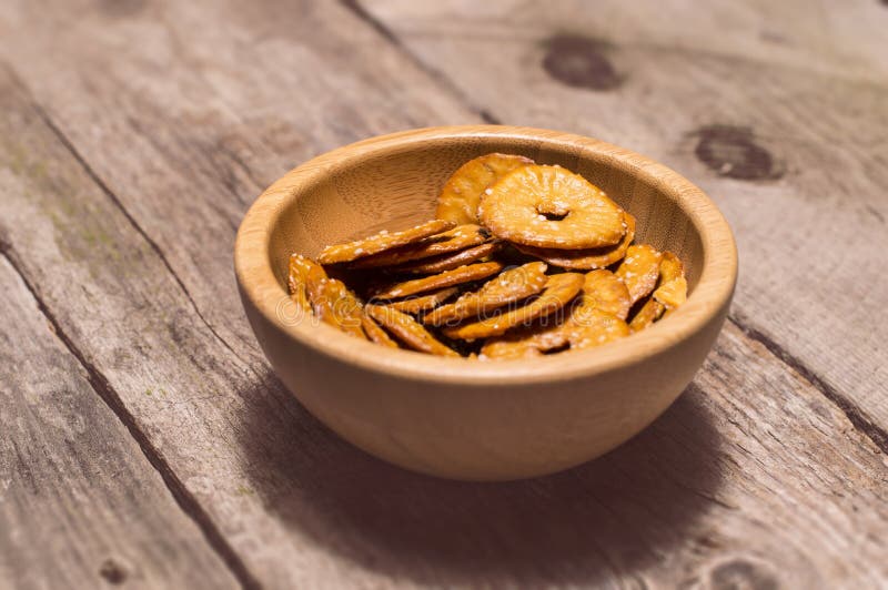 Runde Cracker Lokalisiert Auf Weiß Stockbild - Bild von gold ...