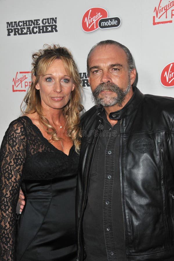 Esposa De Predicador Con Ametralladora