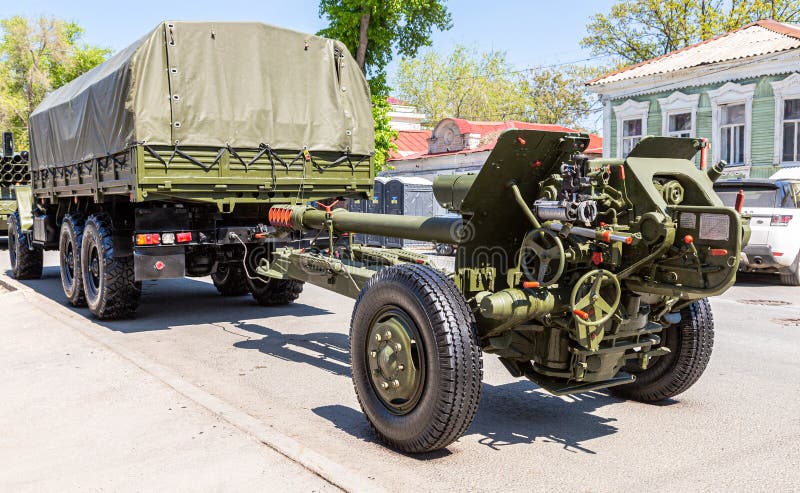 The 122 mm howitzer D-30 editorial photography. Image of explosion ...