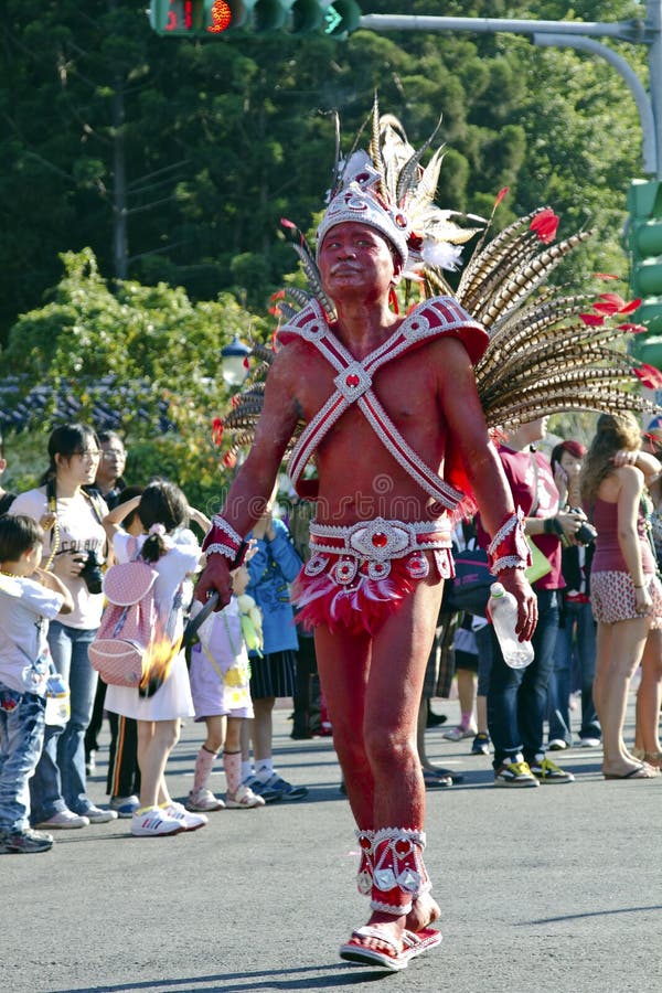 Samba carnival dancer editorial stock image. Image of latin - 27337949