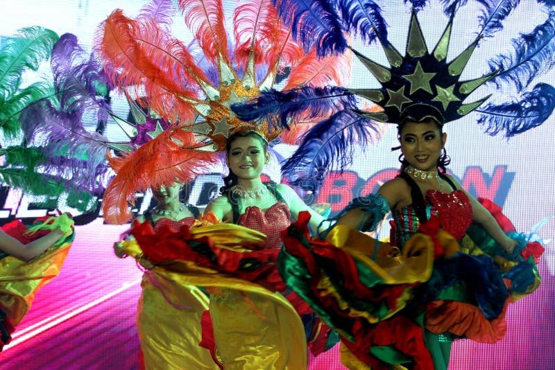 Samba dancer editorial stock image. Image of samba, city - 62997669