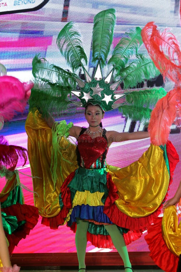 Samba dancer editorial image. Image of city, solo, artists - 62997705