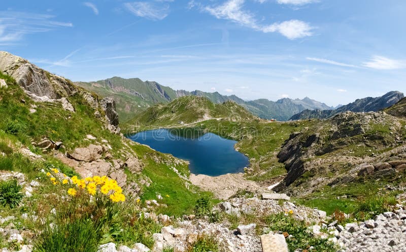 Val Sambuco, Lago Superiore Immagine Stock - Immagine di fiume, nubi ...