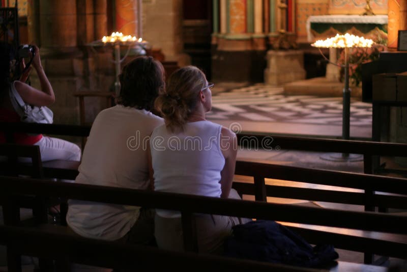 Samen het bidden stock foto. Image of kathedraal, kaars - 1049064