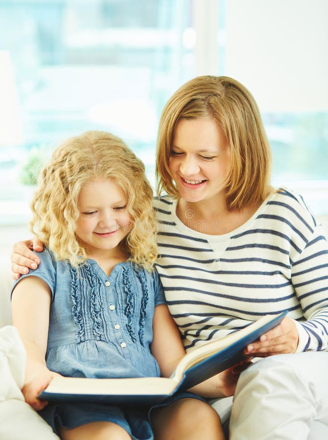 Samen het lezen stock foto. Image of kind, familie, moeder - 58737038