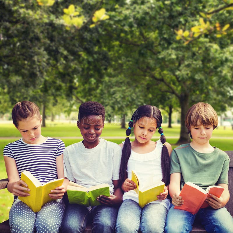 Gelukkige Kinderen Die Wirwar Vormen Bij Park Stock Afbeelding ...