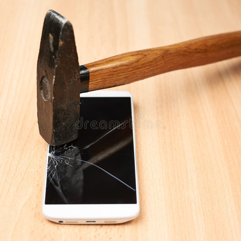 Samenstelling Van Hamer En Een Gebroken Telefoon Stock Foto - Image of ...