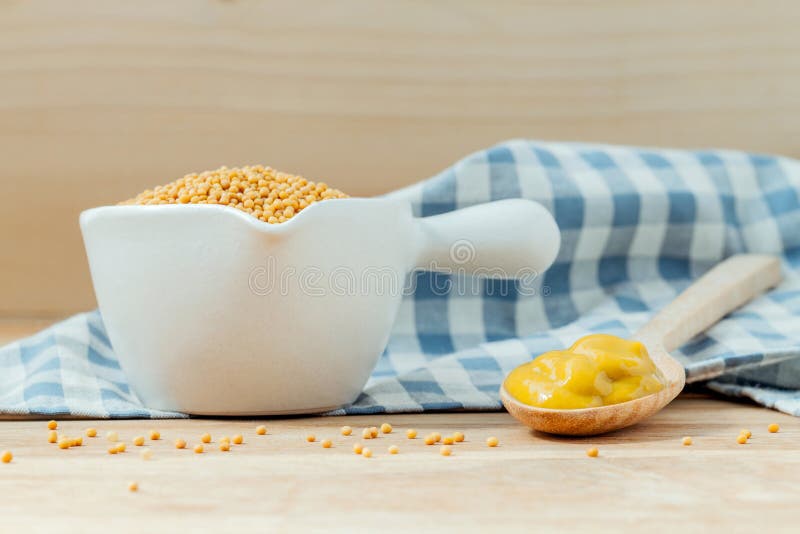 Samenstelling Van Mosterd En Mosterdzaden Stock Foto - Image of kruid ...
