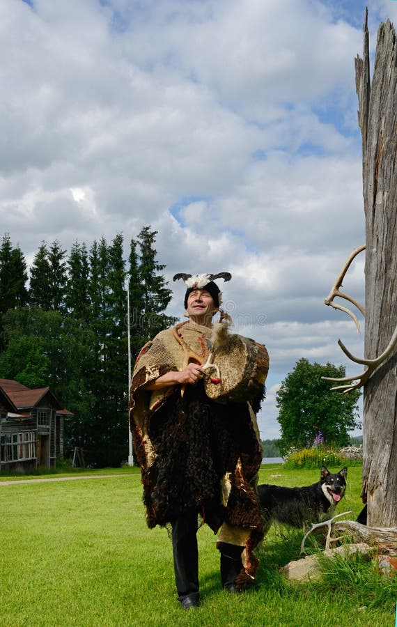 Sami Szaman I Jego Asystent - Pies Obraz Stock - Obraz złożonej z ...