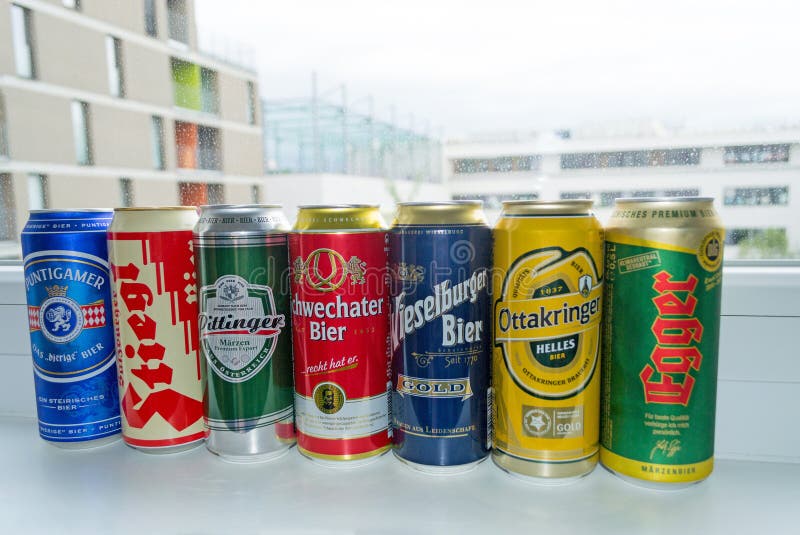 Alte Bierdosen in Schachtel Redaktionelles Stockbild - Bild von kasten ...