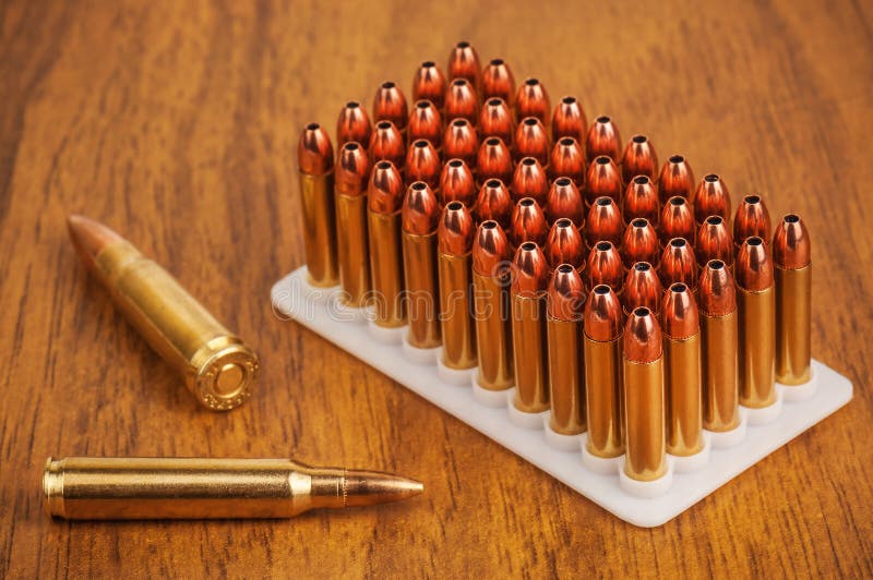 Munition Von Verschiedenen Arten Stockfoto - Bild von formular, gewehr ...