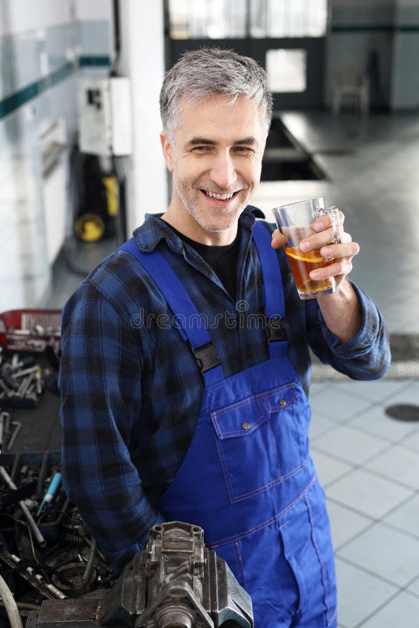 Samochodowi mechanicy obraz stock. Obraz złożonej z mechanik - 83197709