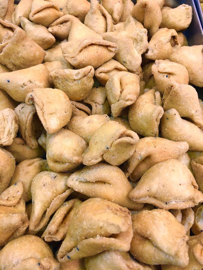 Chole Samosa Chaat, an Ever-popular Roadside Treat in North India Stock ...