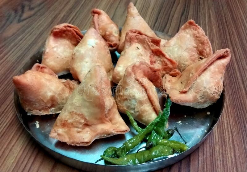 Samosas frito sabroso imagen de archivo. Imagen de chiles - 108572405