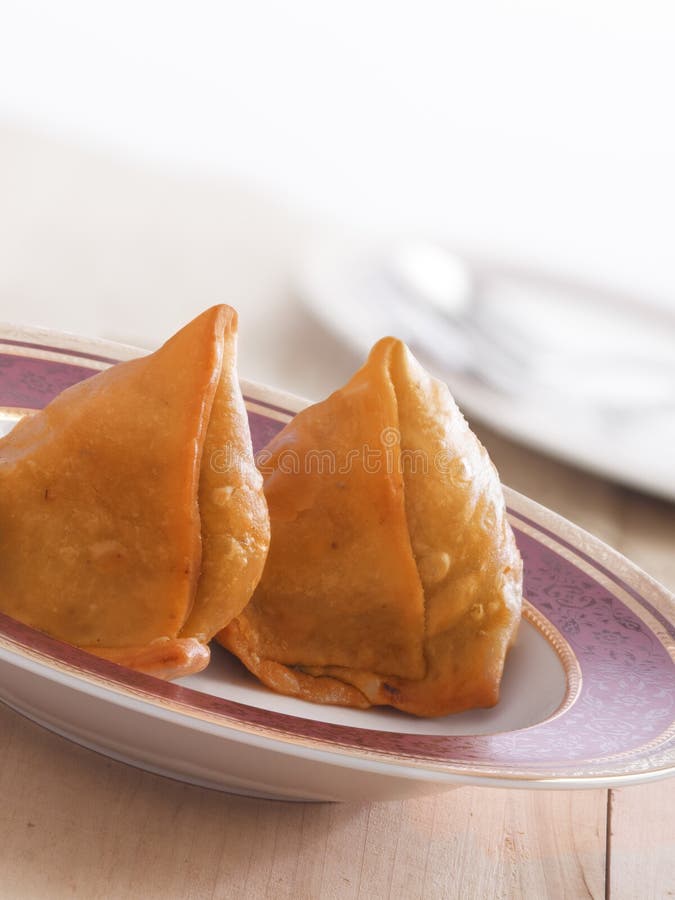 Samosas Indiani Nella Loro Forma Triangolare Tipica, Riempita ...
