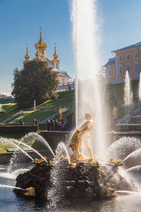 Samson Fountain in Complexe Peterhof Redactionele Stock Afbeelding ...