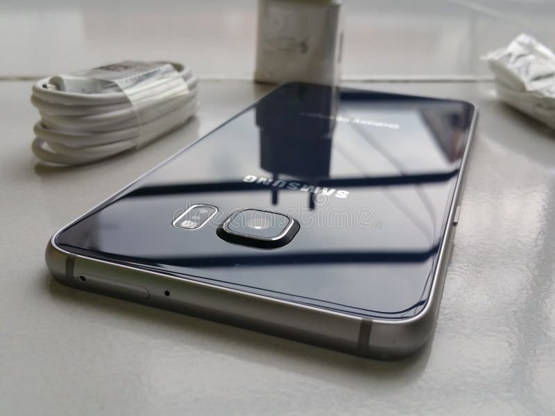 Samsung S6 edge plus editorial photography. Image of black - 110315627