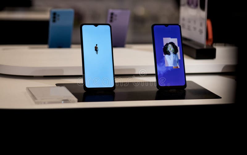 Samsung Smartphones in Store Editorial Photography - Image of cell ...