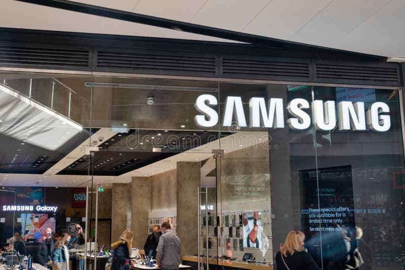 Samsung Store editorial image. Image of brand, people - 236739360