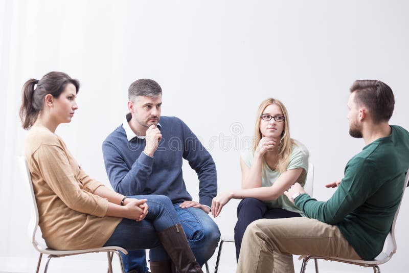 Samtal i grupp arkivfoto. Bild av person, män, psykoterapi - 68502312