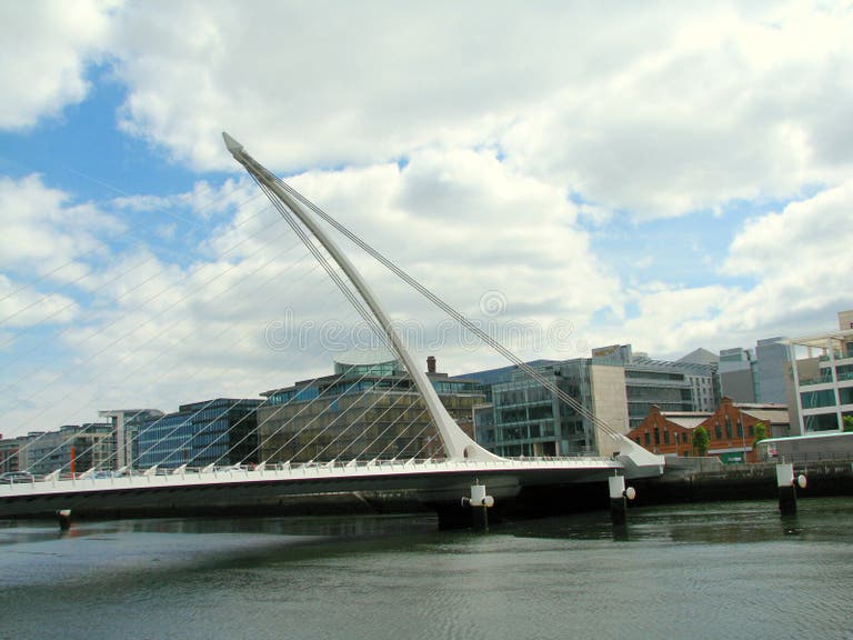 Samuel Beckett Bridge editorial stock image. Image of buildings - 55485504
