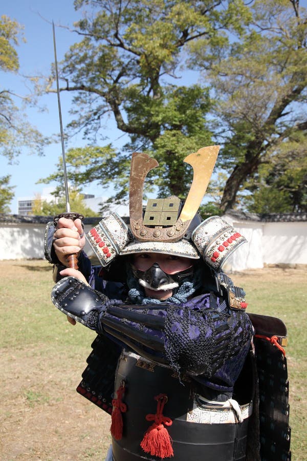 Samurai Japonês Com O Rifle Do Fechamento Do Fogo Foto Editorial ...