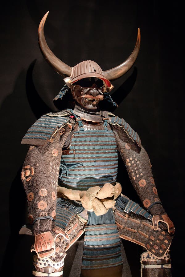 Samurai in Der Rüstung Mit Zwei Klingen Stockfoto - Bild von geöffnet ...