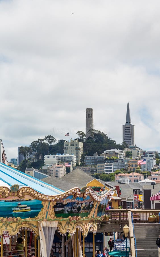 San Francisco Tower Beyond Carousel Photo stock éditorial - Image du ...