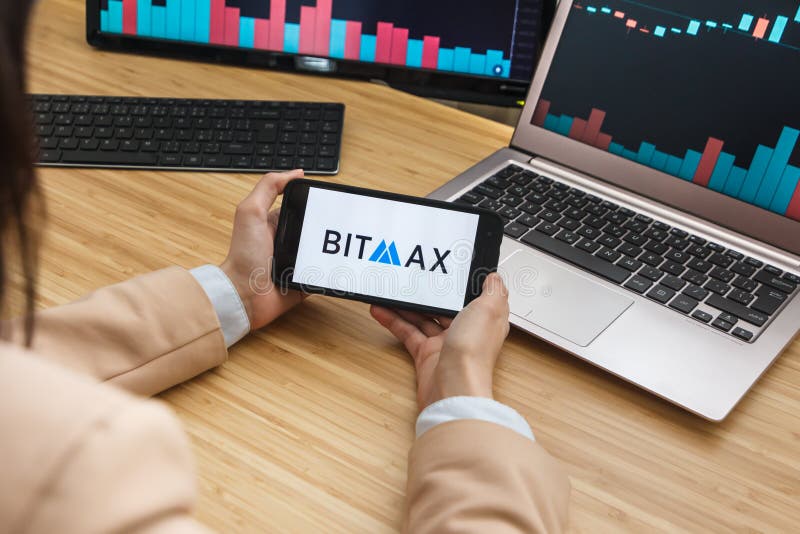 SAN FRANCISCO, US - 18 May 2019: Female Trader Hands Holding the ...