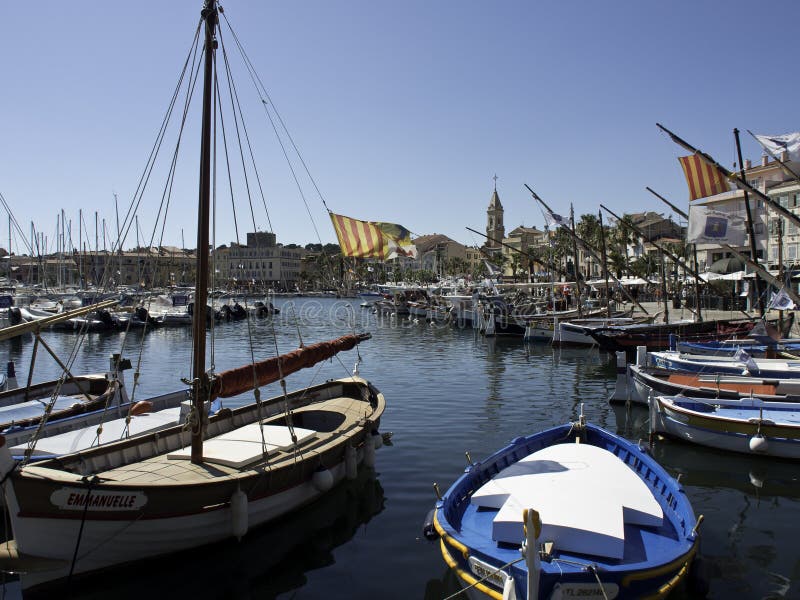 Sanary-sur mer redaktionelles stockfoto. Bild von boote - 55930108