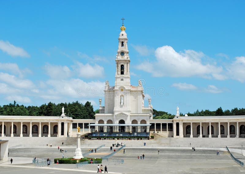 Bougies Dans Le Sanctuaire De Fatima Photo stock - Image du célèbre ...