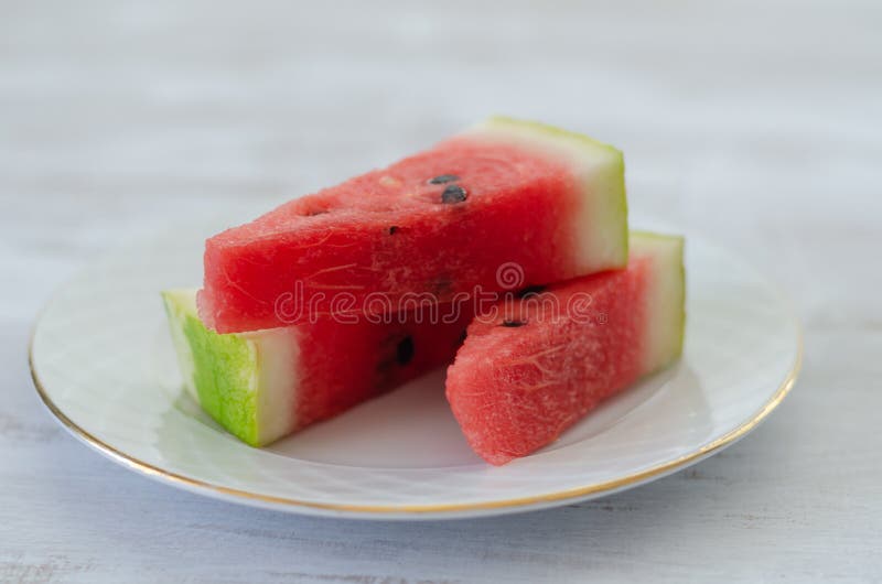 imágenes comunes del Pedazos De Sandía En El Plato Blanco - los ...