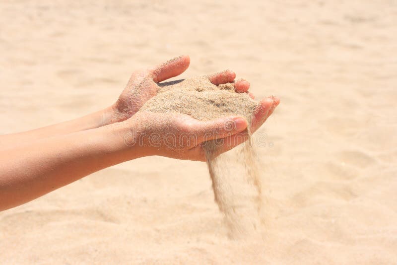 Sandbetrieb Durch Weibliche Handsyoung Frau Mit Sand in Ihren Händen ...