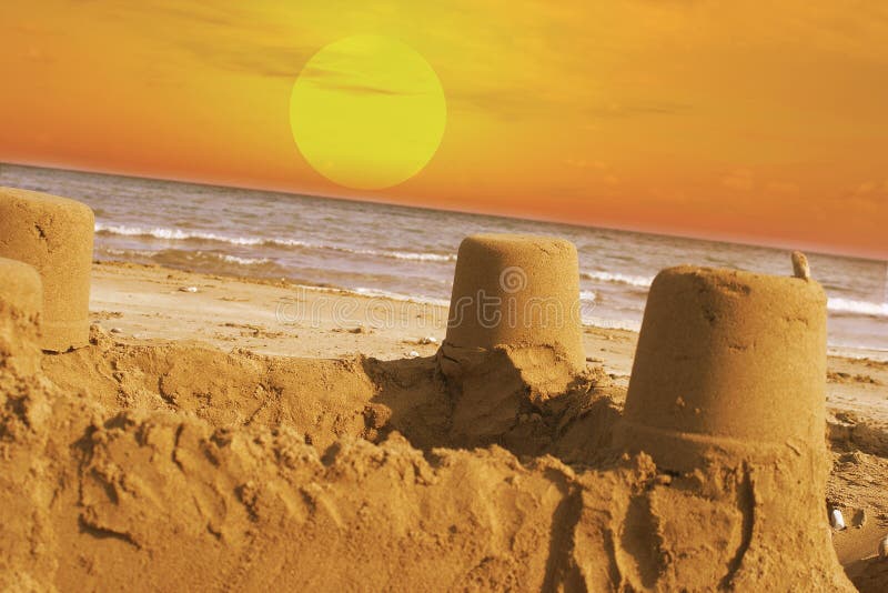 Sand-Schloss Auf Dem Strand Stockfoto - Bild von sandburg, spielplatz ...