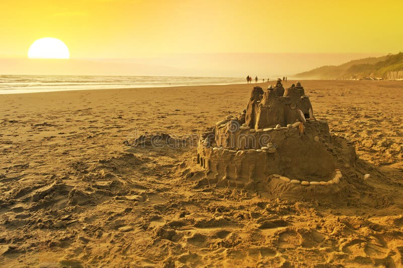 Sand-Schloss Auf Dem Strand Stockfoto - Bild von sandburg, spielplatz ...