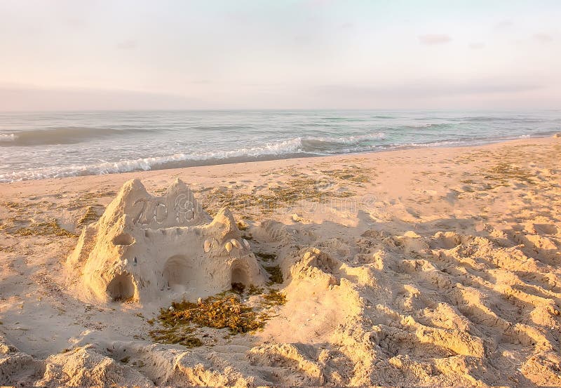 Sandburg auf Strand stockbild. Bild von nigreich, klima - 31730701