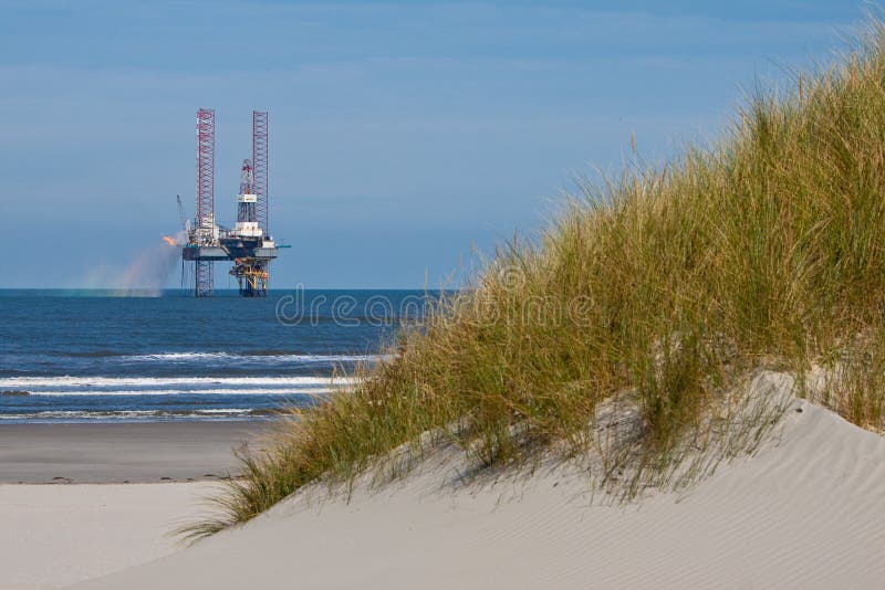 Sanddünen mit Strandhafer stockbild. Bild von wasser - 11464309