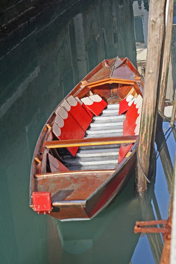 A Sandolo Typical Boat of Venice Stock Photo - Image of lagoon, italia ...