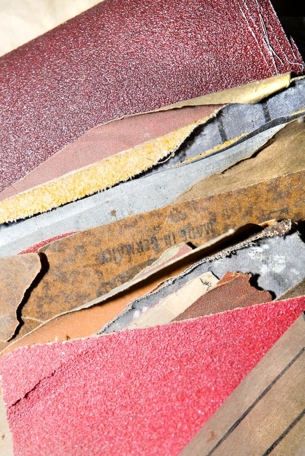 Rullar sandpapper två fotografering för bildbyråer. Bild av material ...