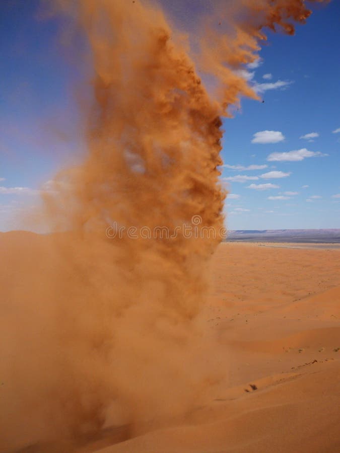 Sandsturm in der Wüste stockbild. Bild von landschaft - 90590113