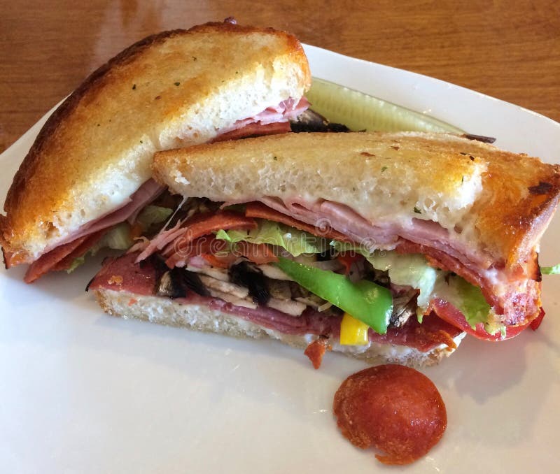 Sanduíche Italiano Do Panini Com Queijo E Bacon, Salada Fresca E C ...