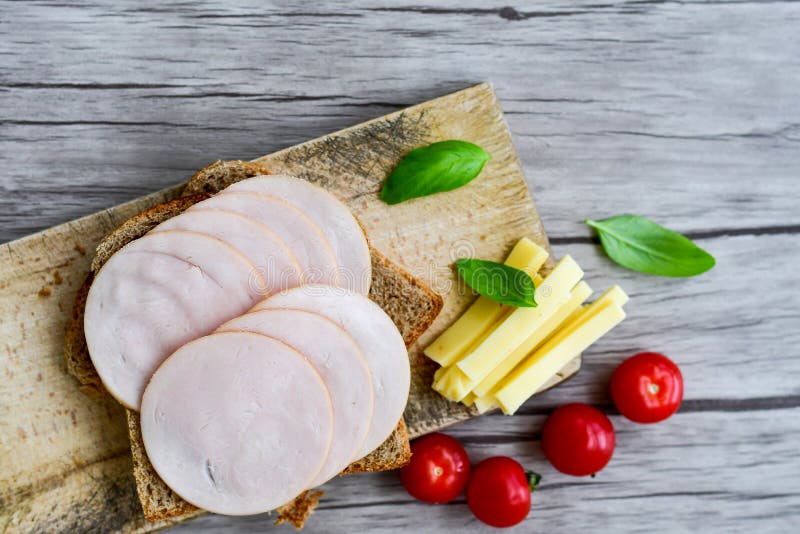 Sandwich Avec Des Tranches De Filet De Poulet Photo stock - Image of ...