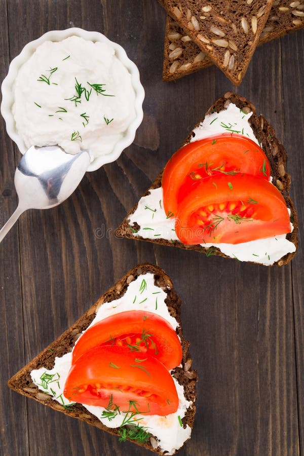 Sandwich Met Roomkaas En Tomaat Stock Afbeelding - Image of dille ...