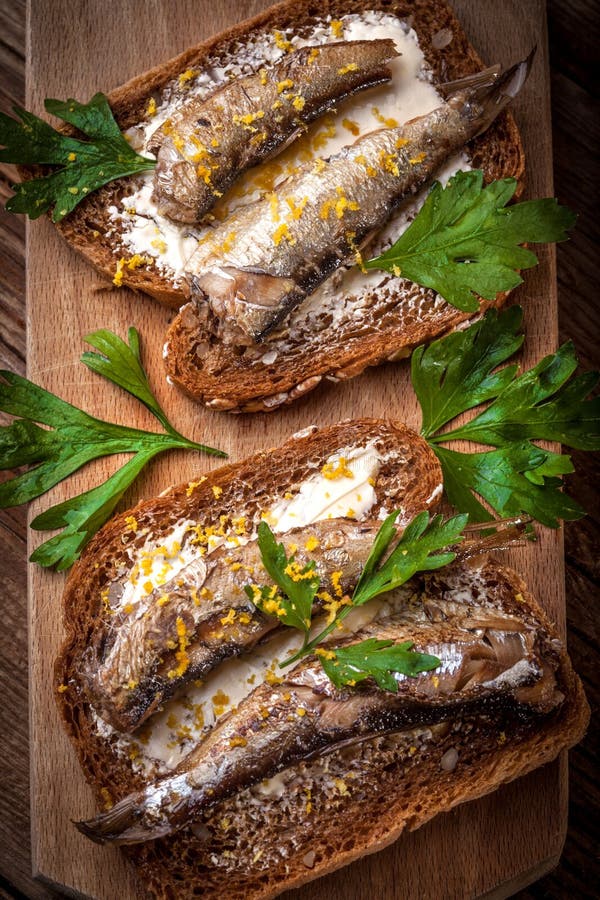 Sandwich mit Sprotten stockbild. Bild von geöffnet, frühstück - 65018383