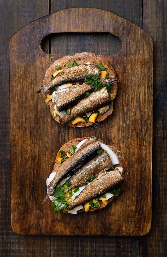 Sandwich mit Sprotten stockfoto. Bild von sprotten, meeresfrüchte ...