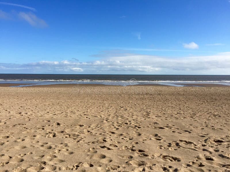 Sandy Beach Mit Meer Und Himmel Stockfoto - Bild von alleine, küsten ...