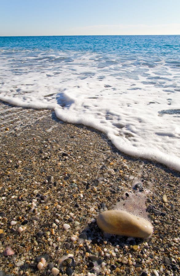 Sandy-Strand stockfoto. Bild von vertikal, sommer, schaumgummi - 3932404