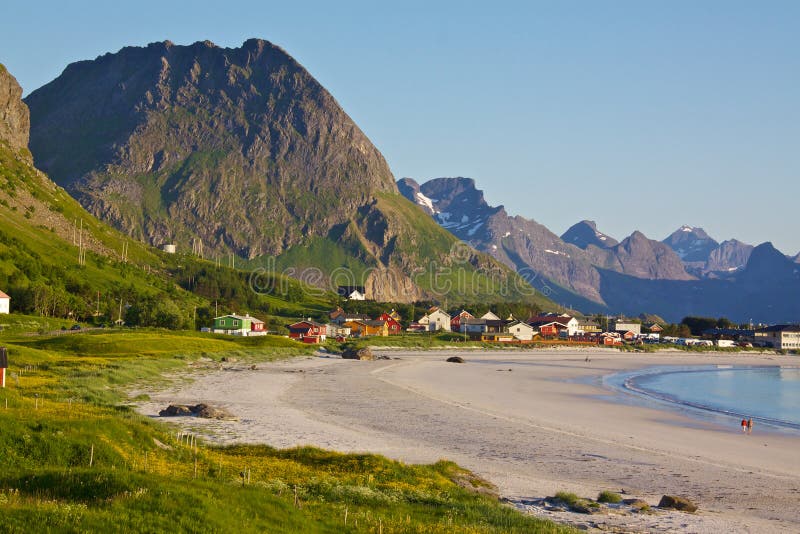 Sandy-Strand auf Lofoten stockbild. Bild von dorf, stadt - 21991041