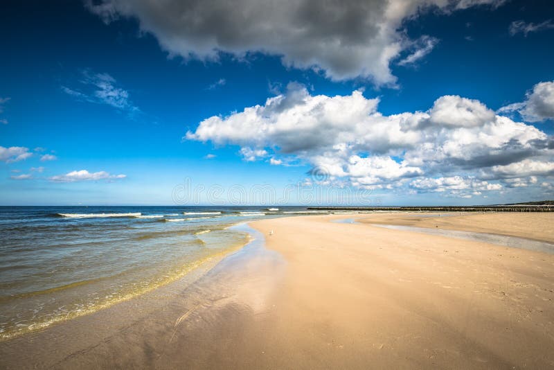 Sandy-Strand In Leba - Polen. Stockbild - Bild von niemand, grenzstein ...