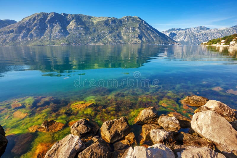 Sandy-Strand Mit Meer Und Berg Stockfoto - Bild von nave, idyllisch ...